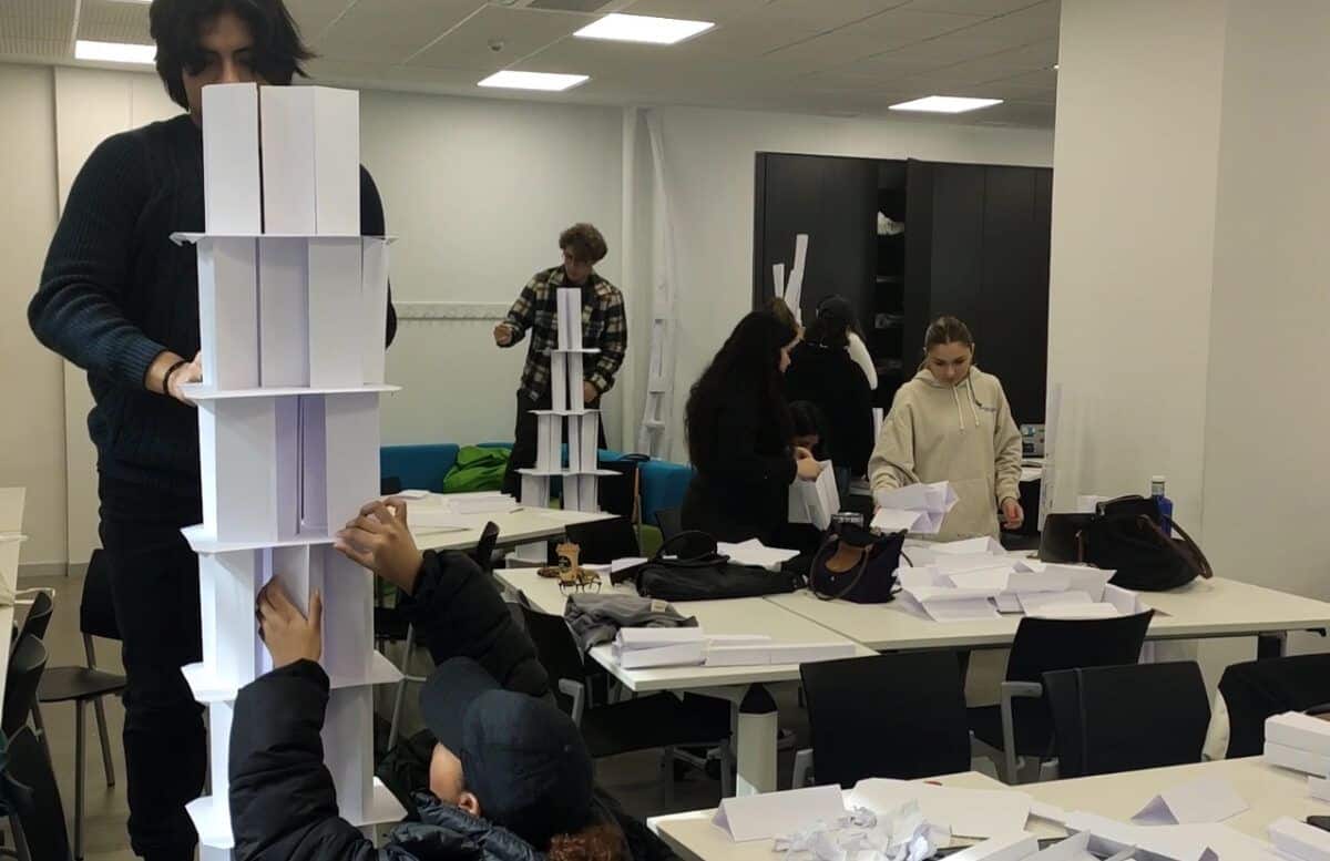 El reto de las torres de papel, para comprender técnicas arquitectónicas